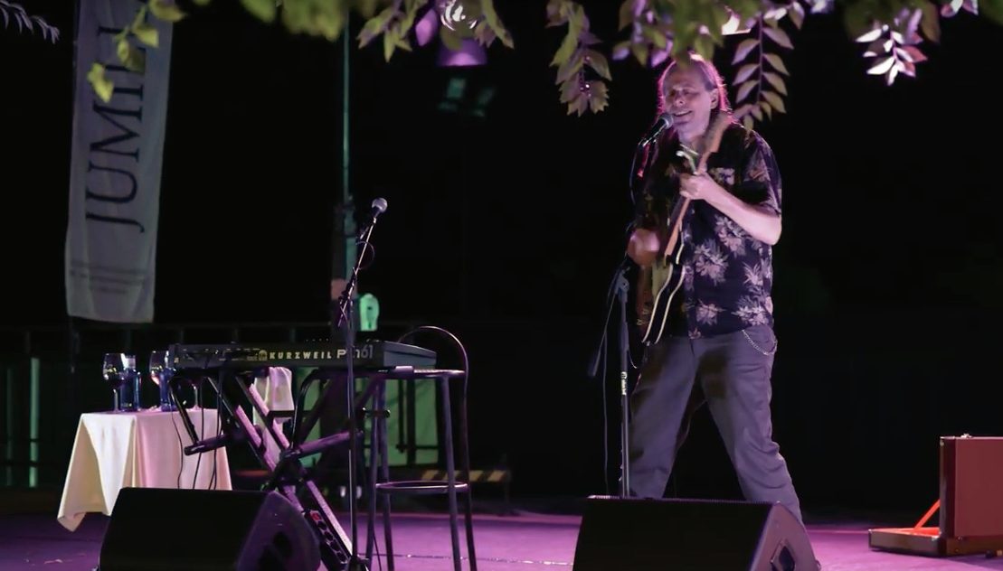 Presentación del video grabado durante la actuación del guitarrista Ken ...